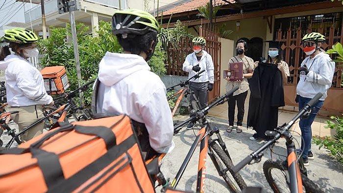 Apresiasi Wisudawan Terbaik, Rektor Ubaya dan Mahasiswa Ngonthel Bareng ...