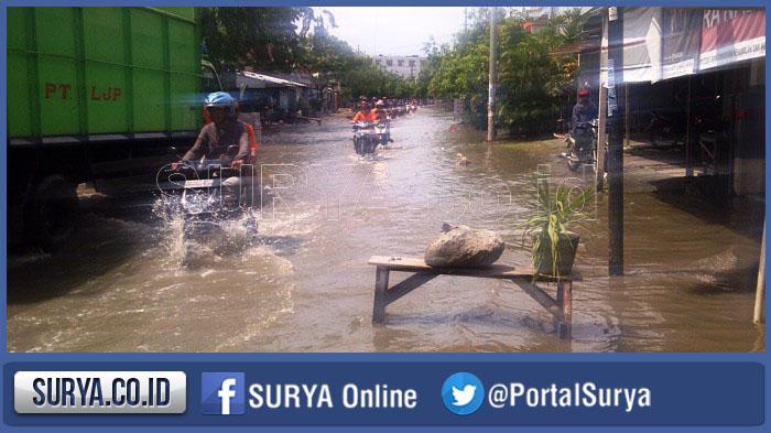 Genangan Air Mulai Surut, Warga Kecamatan Cerme Gresik Bersihkan Endapan Lumpur - Surya.co.id