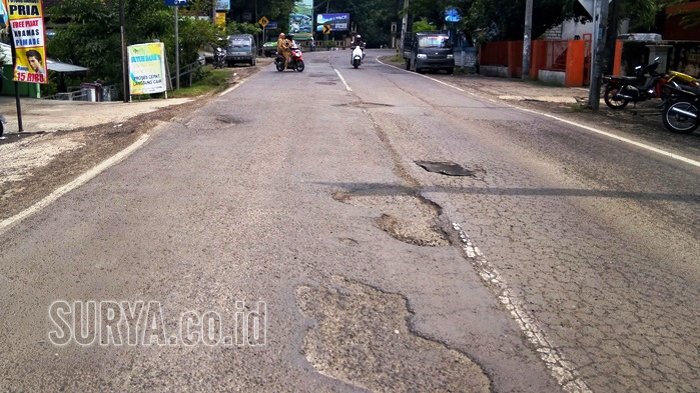 Hati-Hati Pengendara Roda Dua, Banyak 'Jebakan Batman' di Jalan Raya Cerme Gresik - Surya.co.id