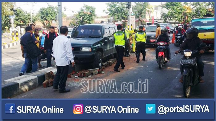 Pengemudi Mobil yang Tabrak Median Jalan di Gresik Shock, Akui Ngantuk saat Nyetir - Surya.co.id
