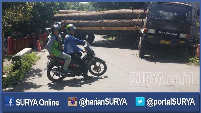 Diduga Tak Kuat Nanjak, Truk Muat Kayu Gelondongan Terperosok, Lalu Lintas sempat Macet Total ...