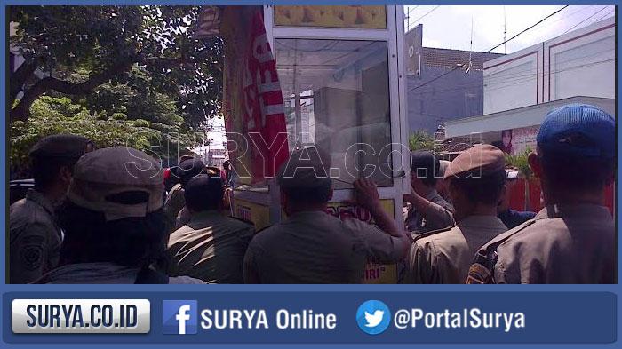 Satpol PP Kediri Angkut Rombong Tak Bertuan di Pinggir Jalan - Surya.co.id