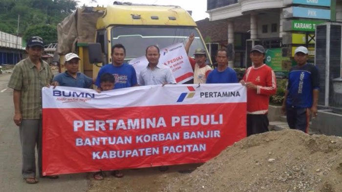 Pertamina Peduli Salurkan Bantuan Bagi Warga Terdampak Longsor di Pacitan - Surya.co.id