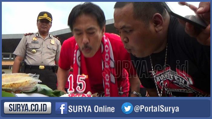 Deltamania Ultah ke-15, Tetap Pakai Atribut Deltras ketika Masuk ...