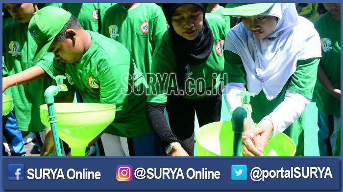 Siswa SD Ini Diajak Cuci Tangan Ramai-ramai, Tujuannya. . . - Surya.co.id