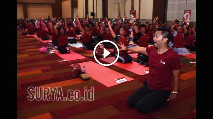 VIDEO - Luwesnya Gerakan Tubuh Anjasmara saat Melakukan Yoga, Penasaran ...