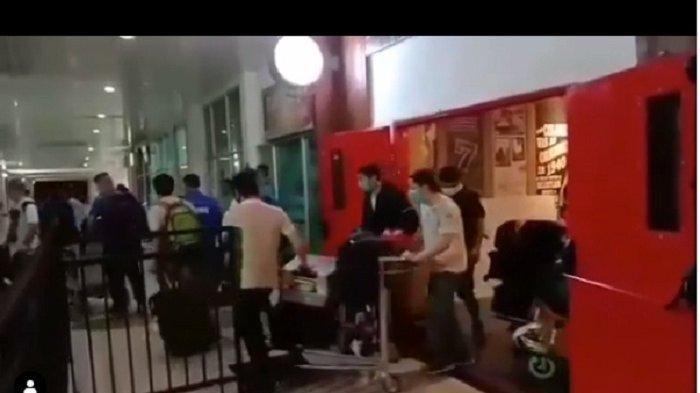 VIDEO VIRAL Puluhan WNA China Keluar dari Bandara Haluoleo Kendari ...