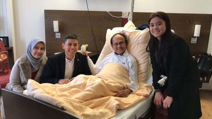 PROFIL LENGKAP BJ Habibie, Mulai Kisah Cinta, Silsilah Keluarga hingga ...