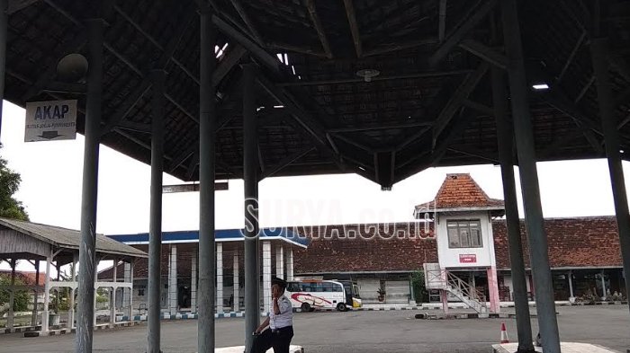 Atap Terminal Patria Banyak yang Bocor, Air Hujan Genangi Ruang Tunggu ...
