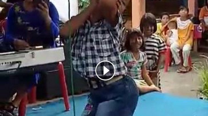 Mirip Cacing Kepanasan, Video Bocah Joget Heboh ini Viral di Facebook ...