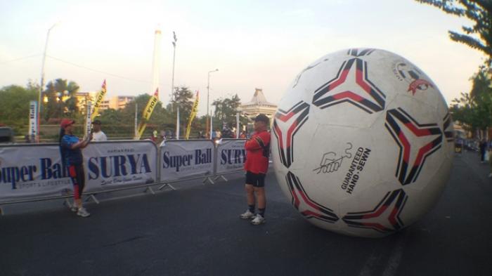 Peserta Berfoto Bareng Bola Raksasa Sebelum Lari - Surya.co.id