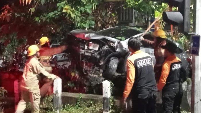 Diduga Sopir Mengantuk, Mobil Tabrak Motor Hingga Nyemplung Parit di Mulyorejo Surabaya - Surya ...