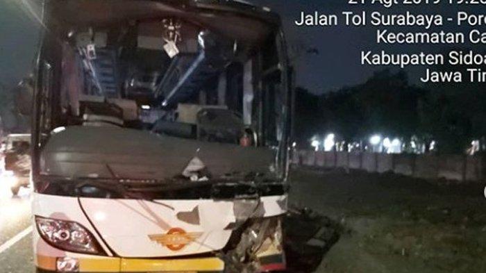BREAKING NEWS: Lima Kendaraan, 3 Mobil, Bus & Truk Tabrakan Beruntun di Tol Sidoarjo - Surya.co.id