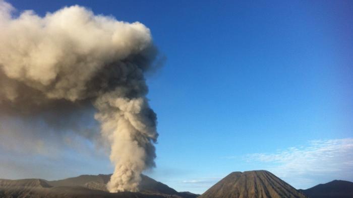 Tekanan Makin Kuat, Tinggi Semburan Asap Bromo Capai 1.500 Meter ...