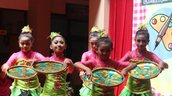 Siswa SD BSS Unjuk Kebolehan Menari dan Menyanyi - Surya.co.id