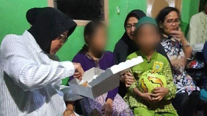 Bu Risma Peluk Anak yang Ibunya Tewas Dibunuh di Petemon Surabaya ...