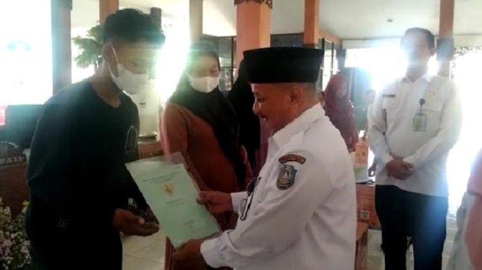 DKPP Situbondo Berikan Bantuan Sertifikat Tanah Gratis ke Ratusan ... DKPP Situbondo Berikan Bantuan Sertifikat Tanah Gratis ke Ratusan ...