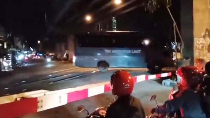 Inilah Kronologis Bus TNI AL Terobos Palang Pintu Kereta Api di Malang ...