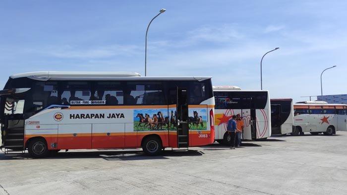 Masih Terjadi Arus Mudik Pada Hari ke-2 Lebaran di Terminal Patria Blitar - Surya.co.id