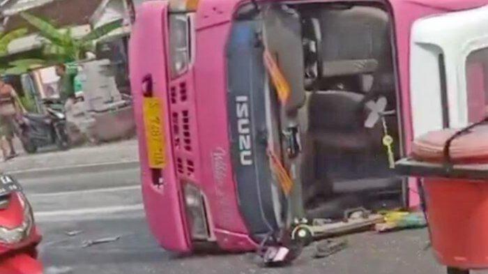 Minibus Bawa Peziarah Oleng Terbalik di Bojonegoro, Penumpang Sebut Dikendarai Sopir Cadangan ...