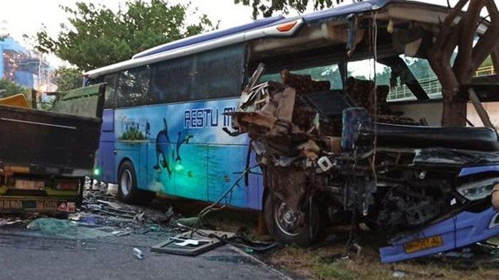 Bus Restu Mulya Tabrakan Truk Ikan di Paiton Probolinggo. Penumpang ...