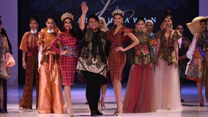 VIDEO - Igun Pamer 15 Busana Paduan Batik & Tenun Jawa Timur dalam East ...