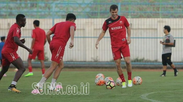Pemain Baru MU Mulai Latihan, Cameron Watson: Saya Menikmati Latihan Sore ini - Surya.co.id
