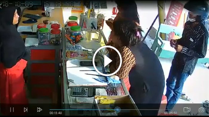 Terekam CCTV, Perampasan di Toko Seluler Desa Jaddih Bangkalan, Awalnya ...