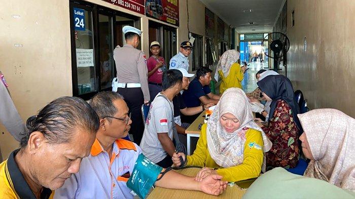 Jelang Libur Nataru, Para Sopir Bus di Terminal Seloaji Ponorogo Jalani ...