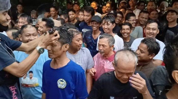 Pendukung Paslon Dedi Mulyadi di Pilgub Jabar Cukur Gundul Usai Raih 61,24 Persen di Hitung ...