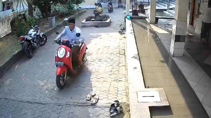 Bergaya Alim Saat Masuk Masjid Agung Bangkalan, Pria Berkopiah dan ...