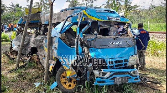 Pasca Olah TKP Laka Elf vs KA Probowangi di Lumajang, Polisi Periksa Dua Masinis KA - Surya.co.id