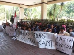 Mahasiswa Unej Demo Pelarangan Ospek Diluar Kampus - Surya.co.id
