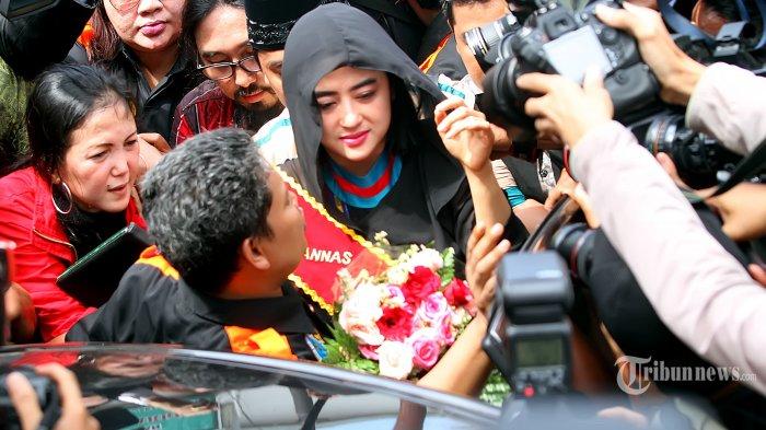 'Sadis Banget yang Ngehack,' Komentar Netizen Lihat Foto Syur Dewi ...