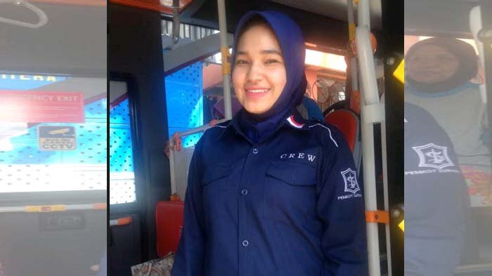 Devi Indah Nuary Bangga Jadi Kru Suroboyo Bus - Surya.co.id