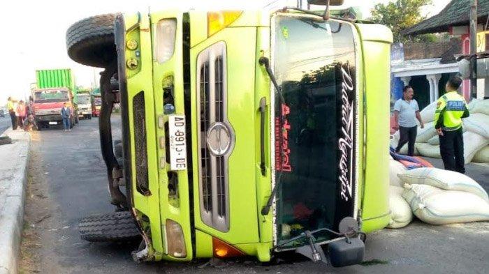 KRONOLOGI Truk Muatan 30 Ton Pakan Ternak Terguling di Jalan Nasional Jombang-Surabaya - Surya.co.id