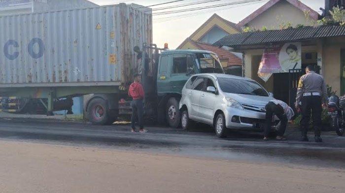 Kronologi Truk Seruduk Xenia dan Pagar Rumah Warga di Driyorejo Kabupaten Gresik - Surya.co.id