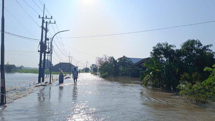 Kali Lamong Meluap Lagi, Jalan Raya Morowudi Kabupaten Gresik Terendam Banjir - Surya.co.id