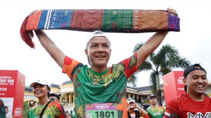 Gubernur Jateng Angkat Kain Tenun Ulos di Bank Jateng Friendship Run ... Gubernur Jateng Angkat Kain Tenun Ulos di Bank Jateng Friendship Run ...