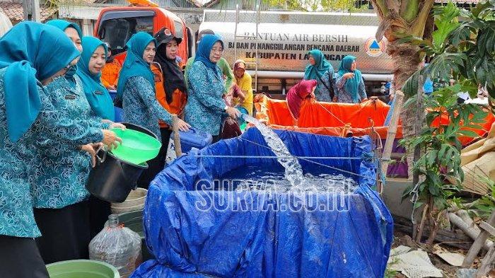 Dampak Kemarau di Kabupaten Lamongan Meluas, TP PKK Ikut Bantu Salurkan Air Bersih - Surya.co.id