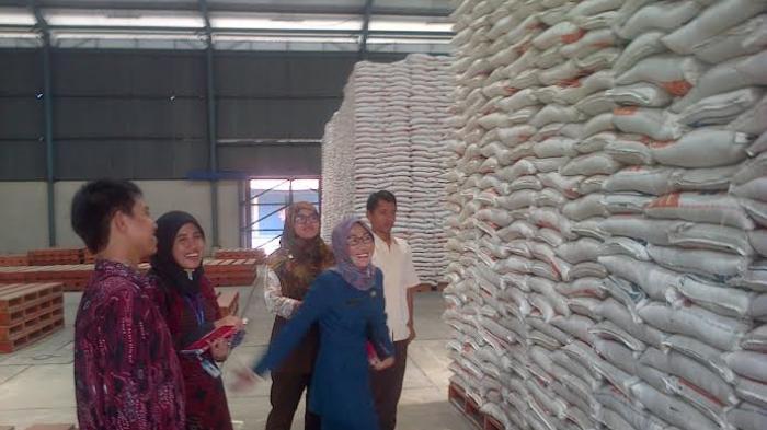 Beras Mahal, Pemkot Kediri Percepat Pembagian Raskin - Surya.co.id