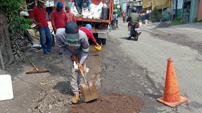 DPUTR Kabupaten Gresik Tambal Jalan Rusak di Cerme Lor - Surya.co.id