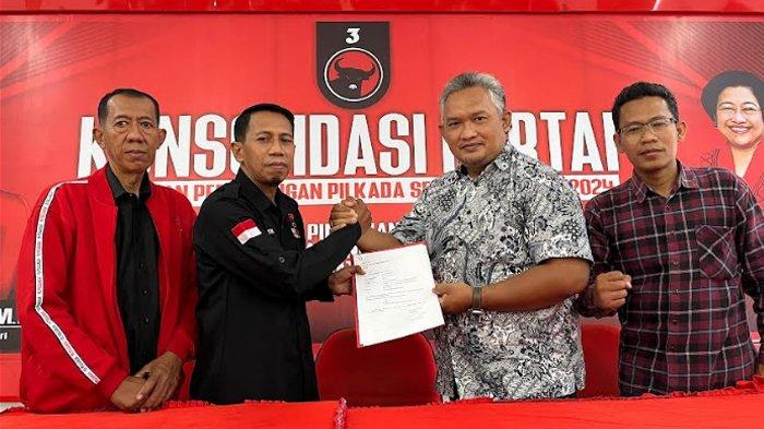 Ari Purnomo Adi Serahkan Berkas Pendaftaran Bacawabup Pilkada Kediri ...