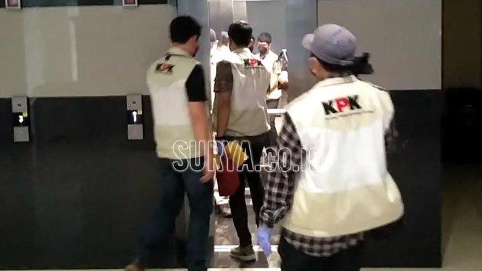 KPK Geledah Gedung DPRD Bangkalan, Bawa Dua Koper dari Lokasi Penggeledahan - Surya.co.id