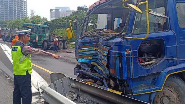 BREAKING NEWS Detik-detik 2 Truk Trailer Bertabrakan di Tol Satelit-Perak Surabaya - Surya.co.id