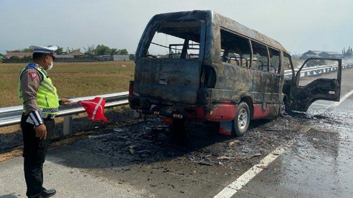 Mobil Elf Diduga Alami Korsleting Hingga Ludes Terbakar di Tol Jombang-Mojokerto - Surya.co.id