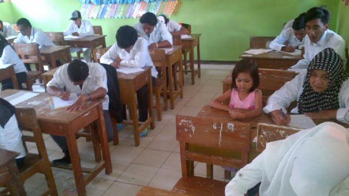 Kerjakan Unas Sambil Momong Anak - Surya.co.id Kerjakan Unas Sambil Momong Anak - Surya.co.id