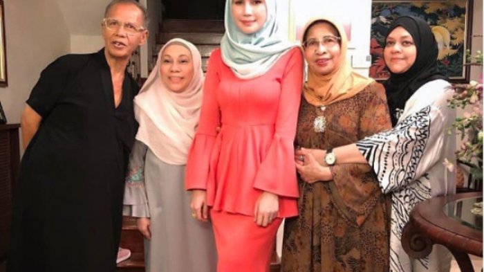 Viral! Perhatikan Foto Keluarga ini, Wanita Berkerudung Hitam Awalnya Bikin Merinding, Ternyata ...