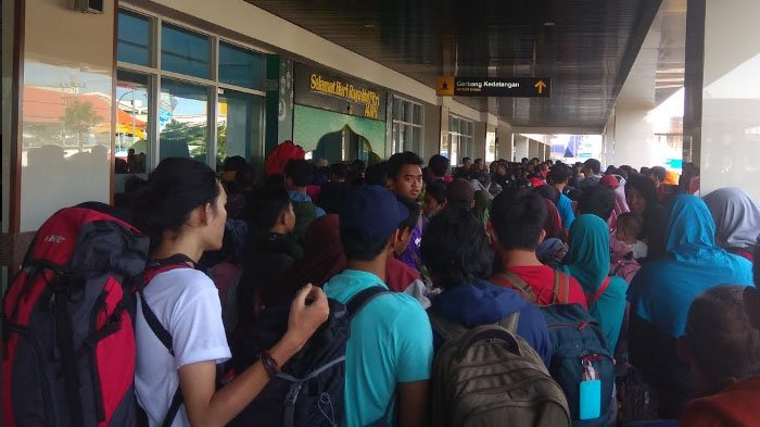 Pelabuhan Tanjung Perak Surabaya Dipadati Penumpang, Besok Diprediksi Puncak Arus Balik - Surya ...