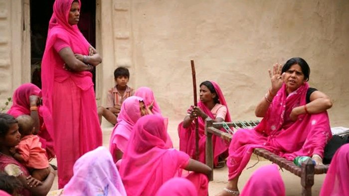 Pakai Seragam Pink dan Bawa Pentungan, Geng Wanita ini Paling Ditakuti ...
